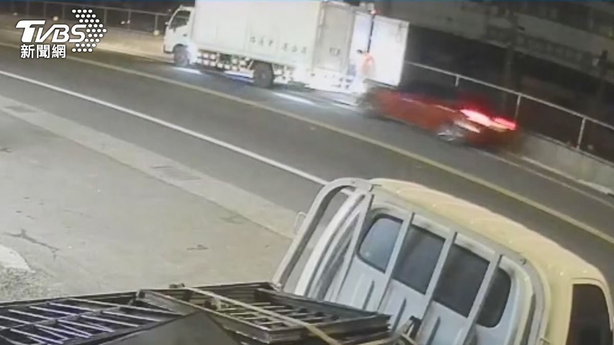 高速撞擊畫面曝！轎車駕駛恍神釀禍 54歲物流司機「雙腿遭撞斷」│TVBS新聞網