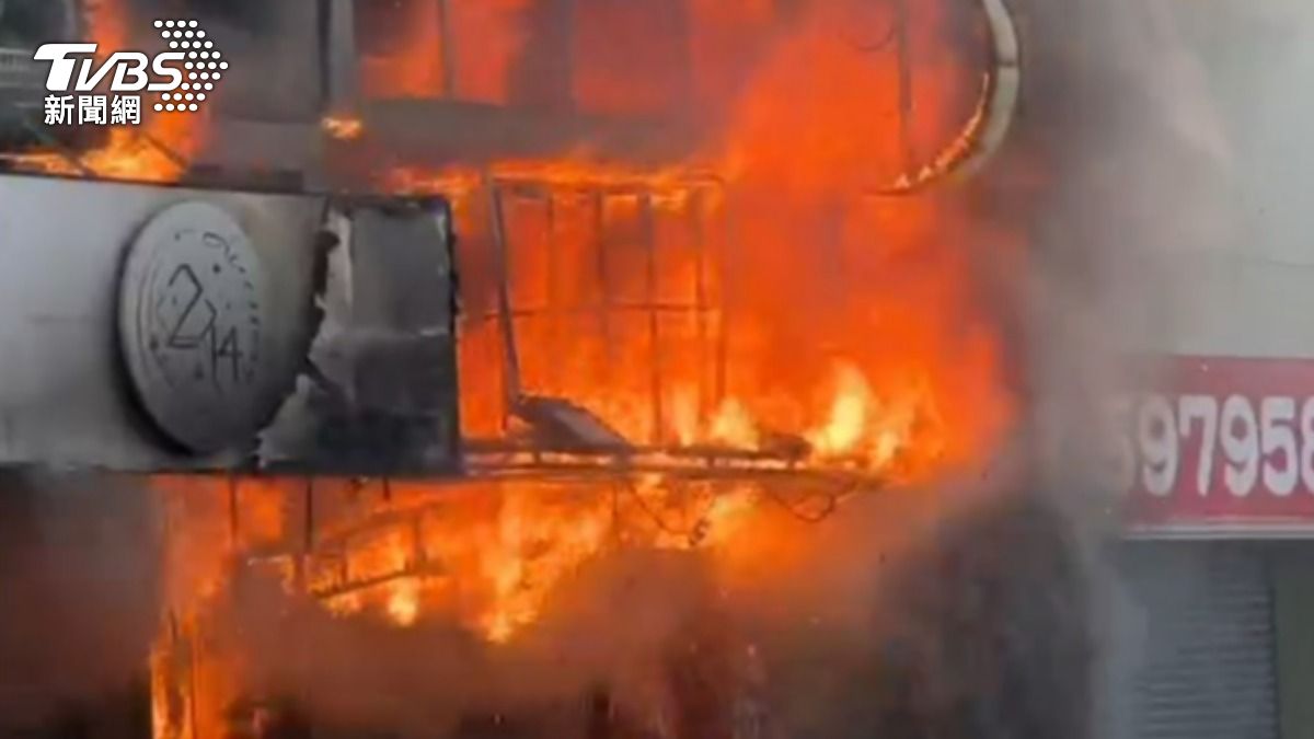 快訊／台中逢甲商圈火災！2店陷火海黑煙竄天 1男受困│TVBS新聞網