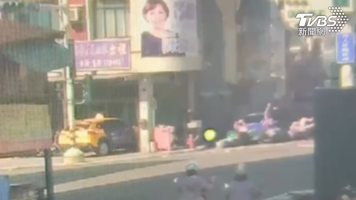 快訊／高雄75歲阿公「保齡球式暴衝」 駕車撞翻5騎士│TVBS新聞網