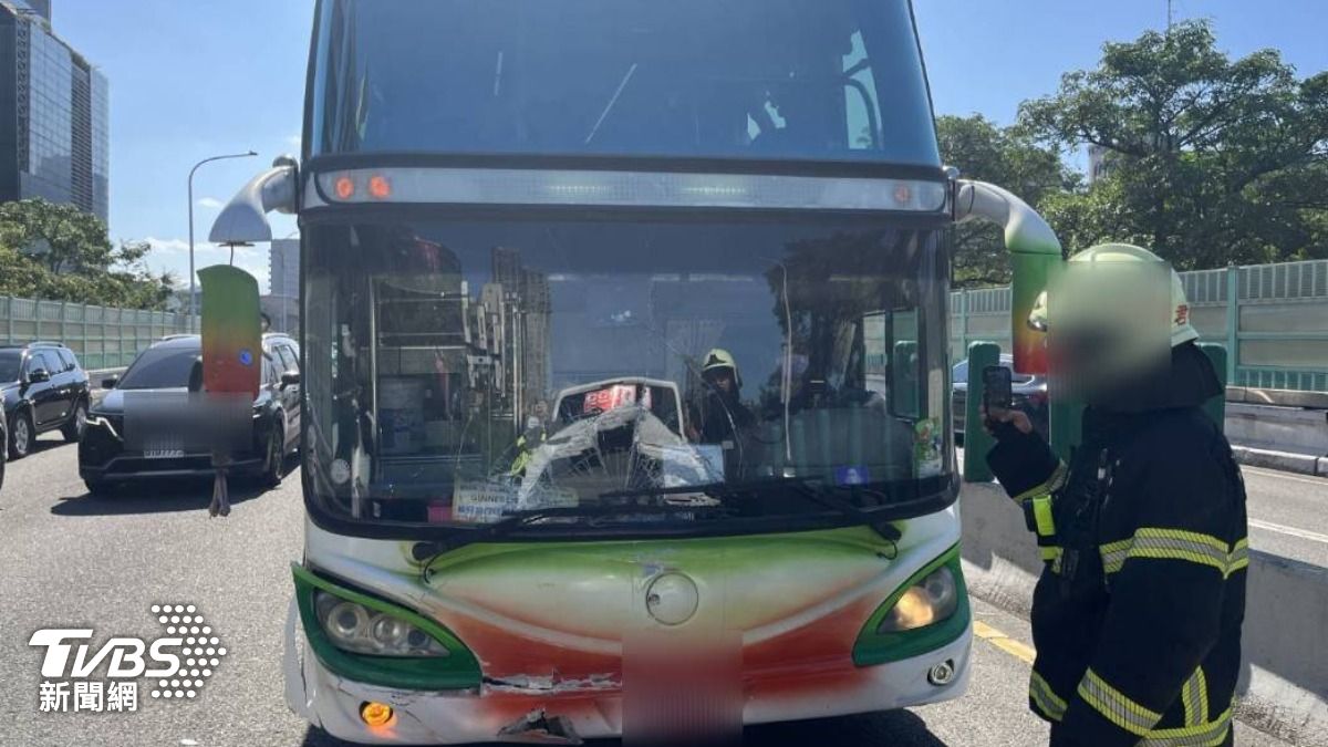 建國高架救護車擦撞奧迪又遭遊覽車追撞！駕駛、病患雙雙送醫│TVBS新聞網