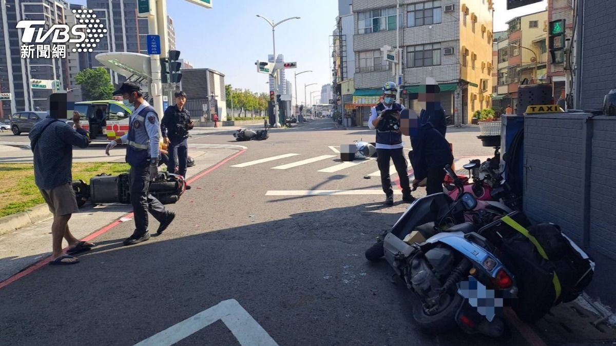 恍神？ 75歲駕駛停紅燈突然暴衝 撞飛整排機車釀5傷│TVBS新聞網