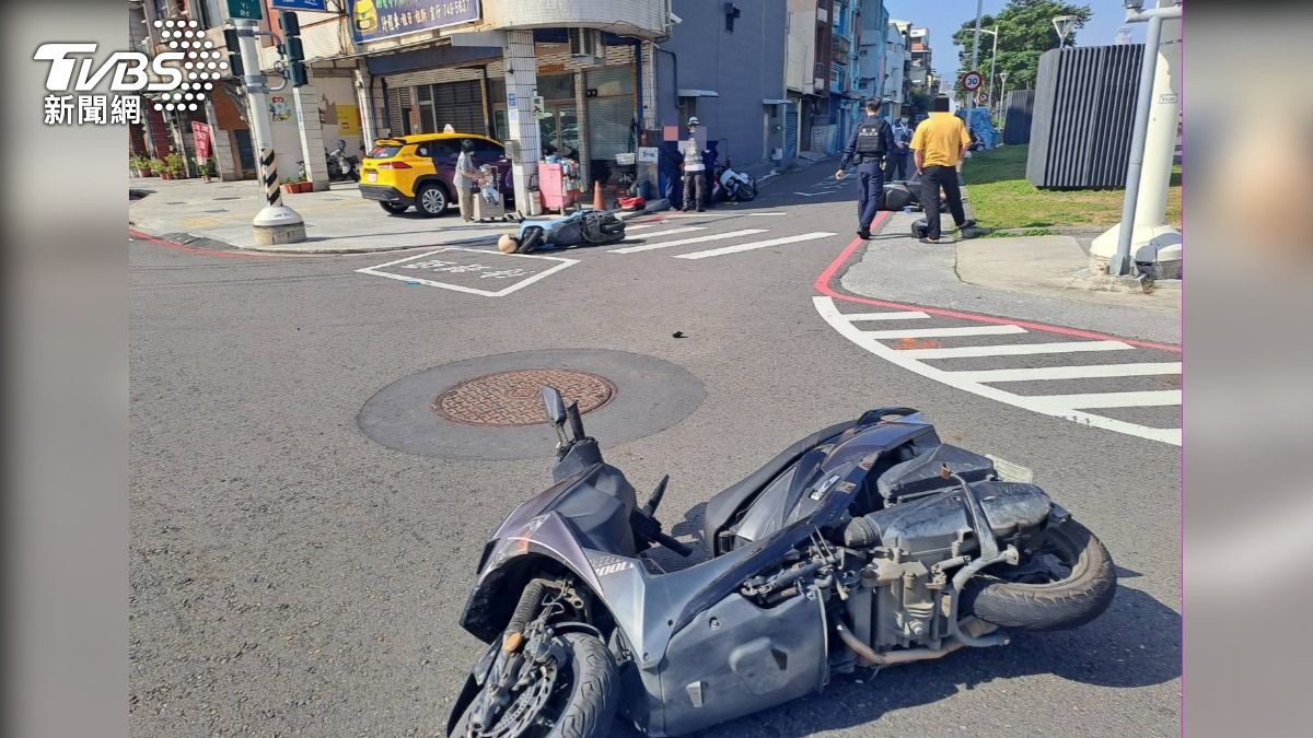 恍神？ 75歲駕駛停紅燈突然暴衝 撞飛整排機車釀5傷│TVBS新聞網