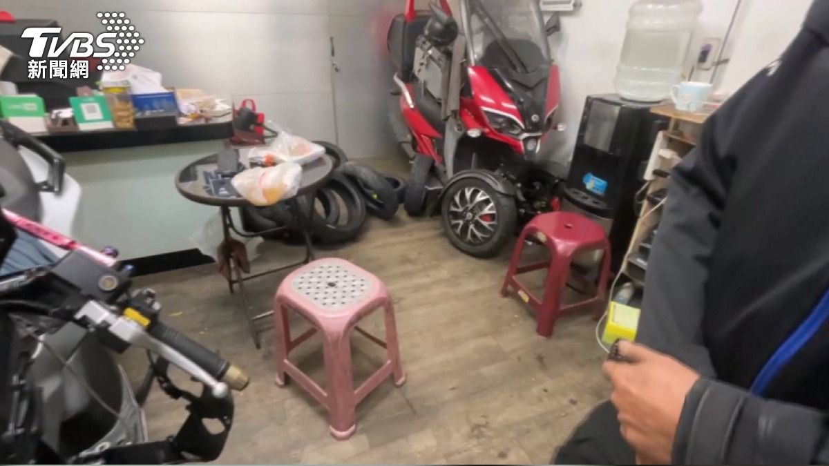 剛申請保護令！60歲女闖機車行持刀砍人 老闆小腿慘遭劃8公分│TVBS新聞網