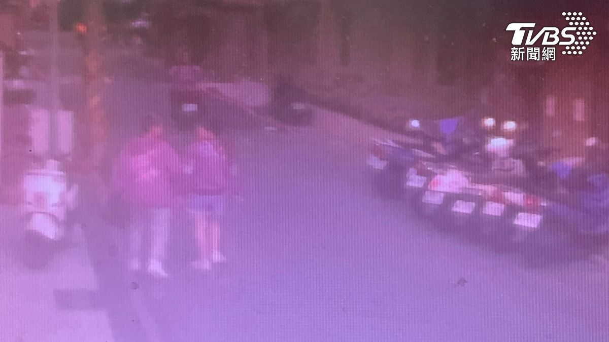 樓上丟衣物散落路面又砸車！警出動雲梯車入內查看真相曝光│TVBS新聞網