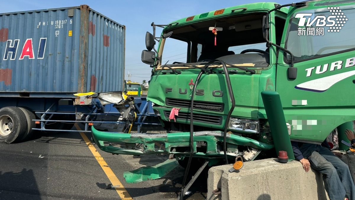 快訊／國1嚴重車禍！「高科－岡山」雙向封閉 車流大回堵│TVBS新聞網