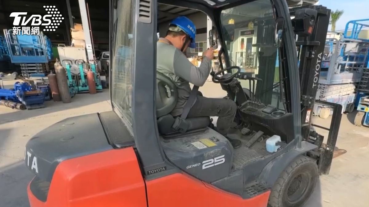 未戴「工程帽.安全繩」＋掛鉤鬆脫釀死！ 家屬直奔殯儀館│TVBS新聞網