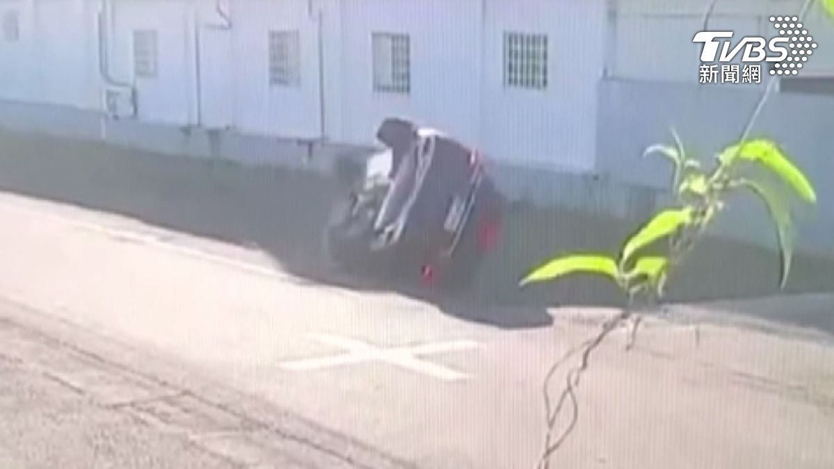 「開進黑影就翻車」 誤判前方路況 1秒到田中翻車│TVBS新聞網