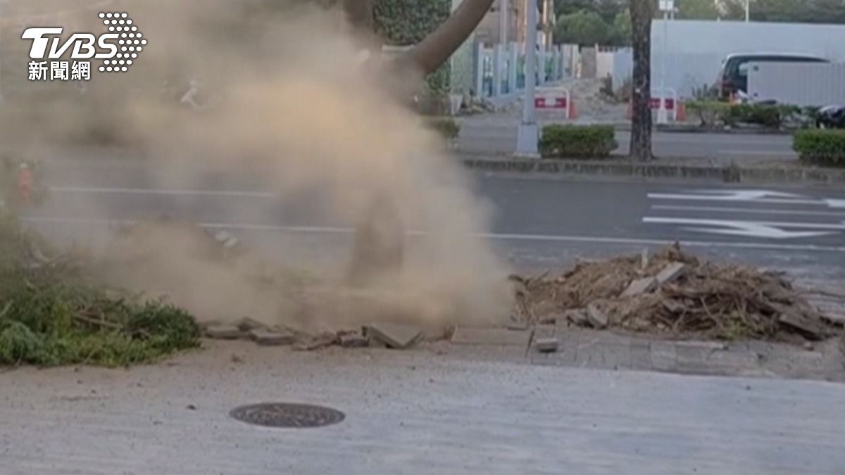 工人挖路樹「瞬間狂噴」！怪手急倒車 瓦斯外洩驚險片曝│TVBS新聞網