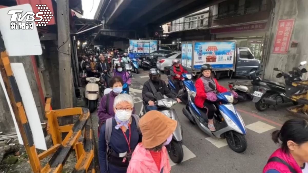 快訊／毒駕釀禍！基隆平交道故障 車輛無法過「上班全卡住」│TVBS新聞網