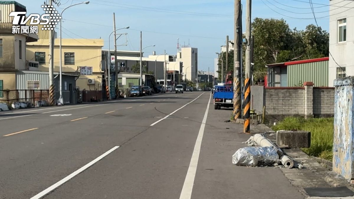 驚！網傳毒駕？酒駕男失控逆向暴衝！衝撞貨車 電線桿慘被撞倒│TVBS新聞網