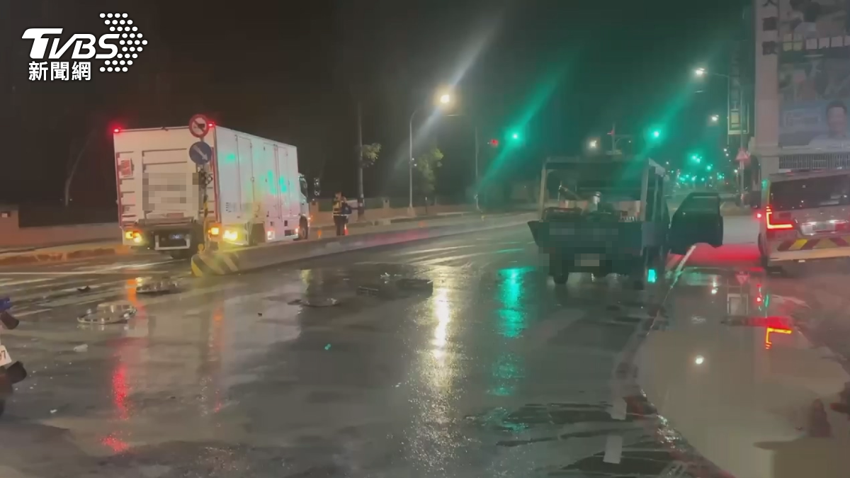 豆漿噴泉！ 物流車對決小貨車 「他」闖紅燈害對方慘撞│TVBS新聞網