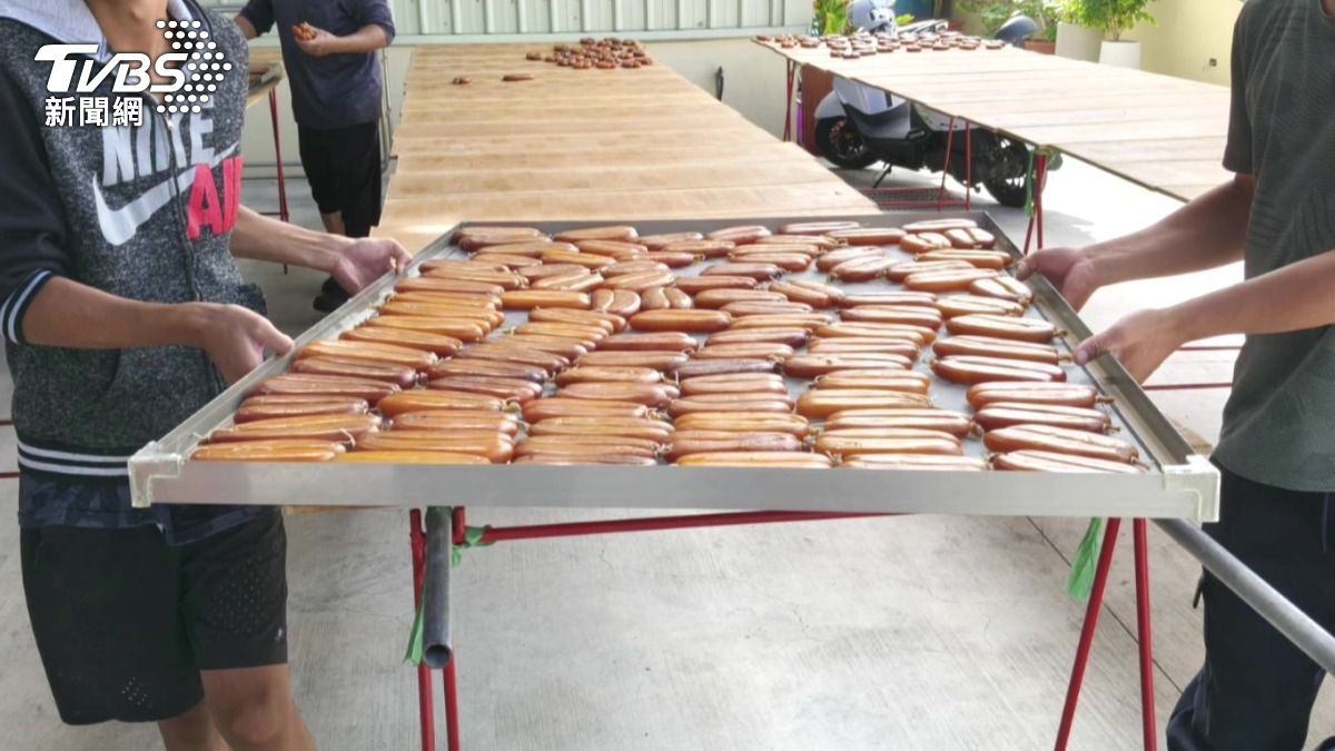 烏金報到！ 卡車卸貨如瀑布般 成本高漲養殖戶要「棄養」│TVBS新聞網