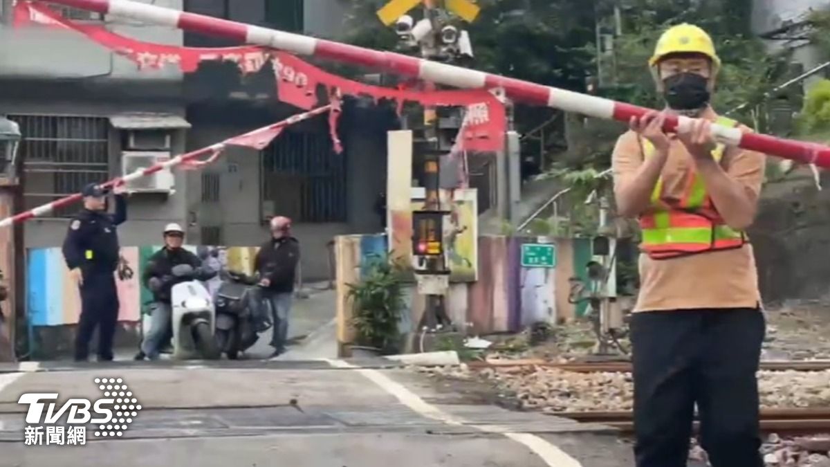 打亂通勤！毒駕男闖平交道.台鐵誤點12班次 警扛柵欄苦撐3小時│TVBS新聞網