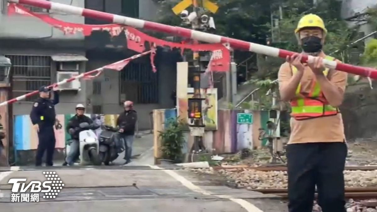 打亂通勤！毒駕男闖平交道.台鐵誤點12班次 警扛柵欄苦撐3小時│TVBS新聞網