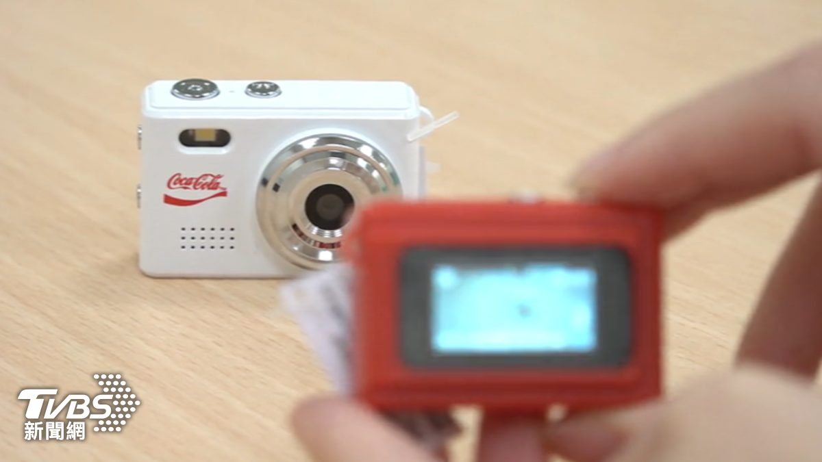 脆爆紅「聯名潮物」 迷你相機PK娃衣水晶球│TVBS新聞網