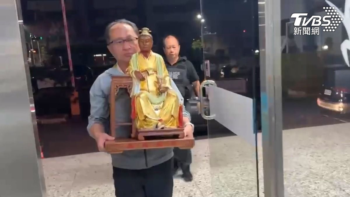 600萬卯兔星君神尊「找回來了」！ 3賊撞壞國寶 陳啓村親現身│TVBS新聞網