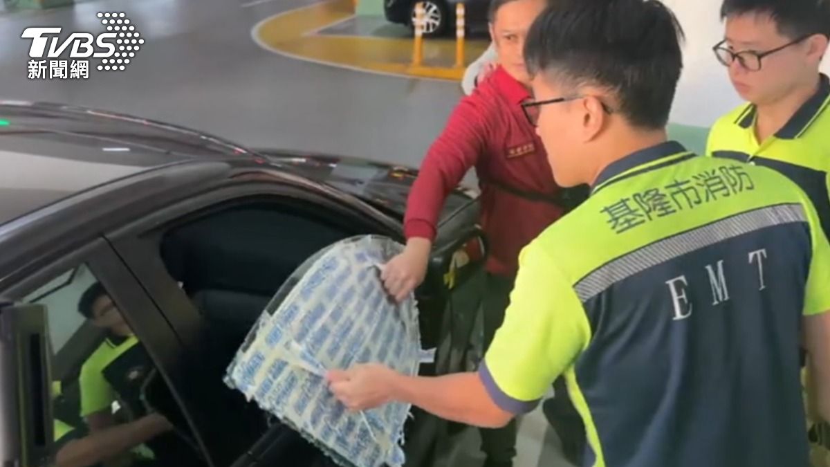 疑晶片鑰匙故障 老夫妻困車內1小時 警消破窗救援│TVBS新聞網