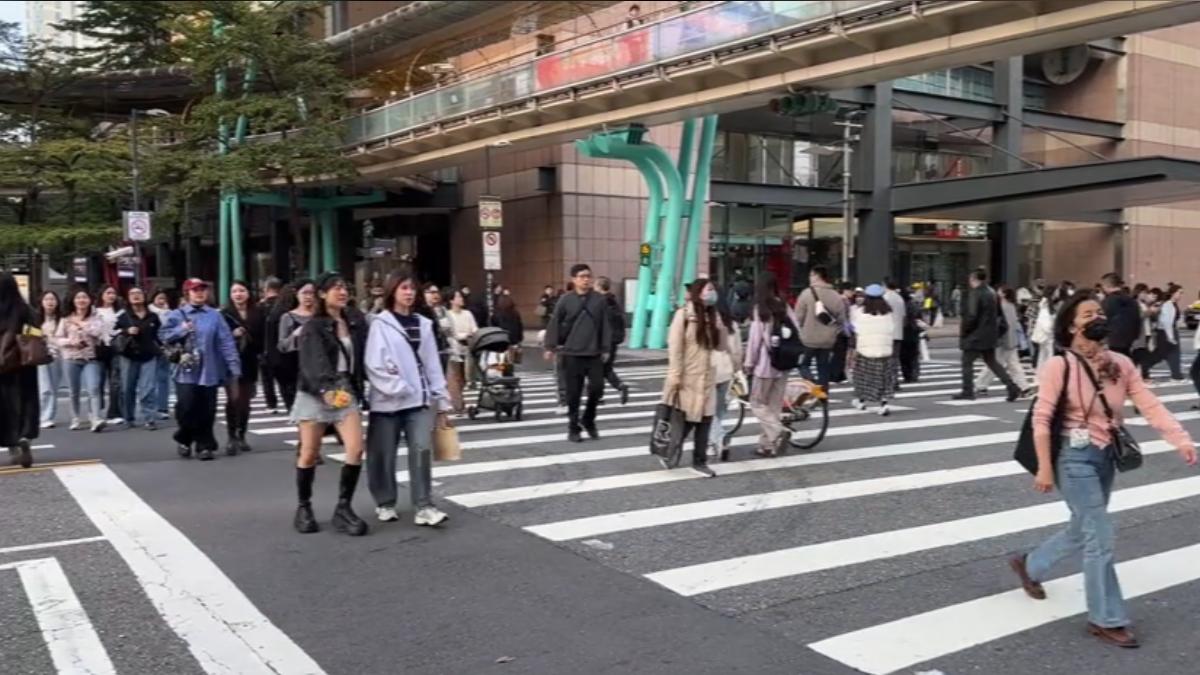 「皮衣＋短裙＋長靴」滿街都是！網笑：信義妹子秋冬3件套│TVBS新聞網