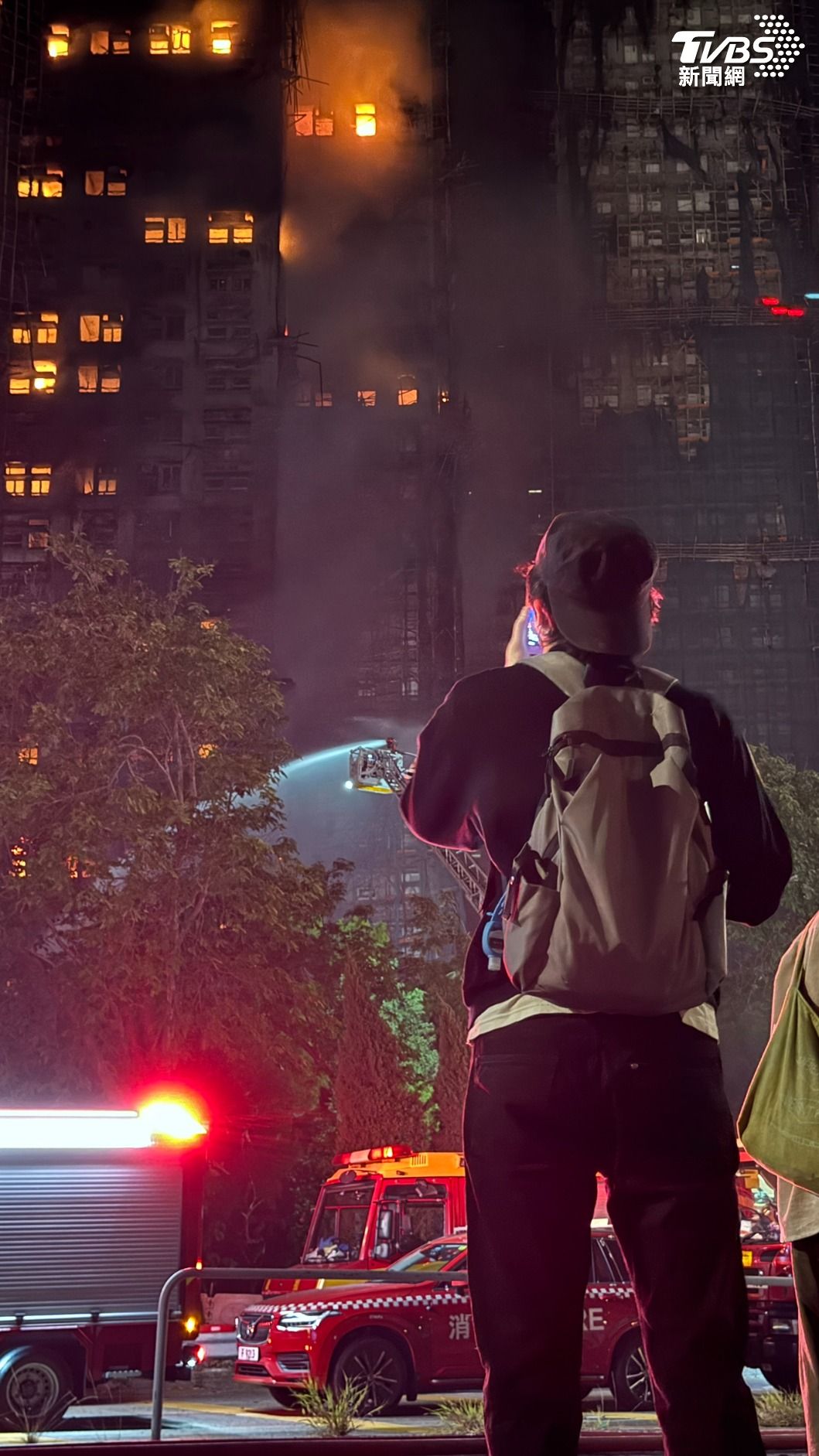 特派直擊／「火勢像怪獸吞樓」宏福苑5級大火 36人喪命、400災民急撤中學禮堂│TVBS新聞網