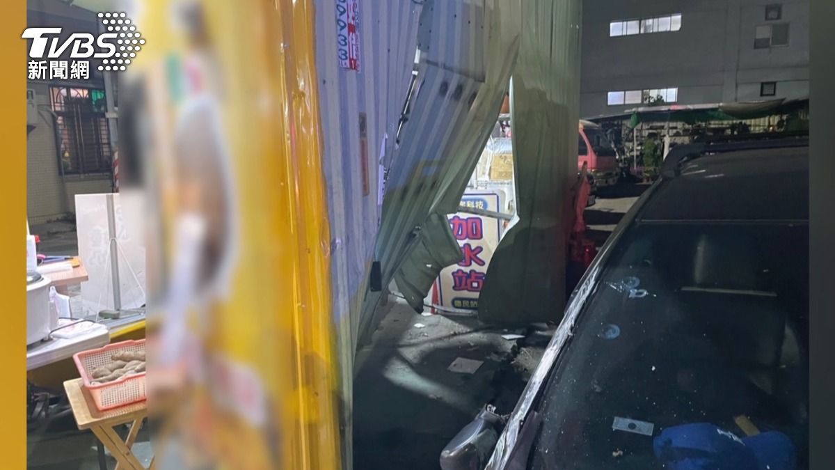 高齡翁開車失控撞店！ 78歲男撞鐵皮屋「物品散落一地」│TVBS新聞網