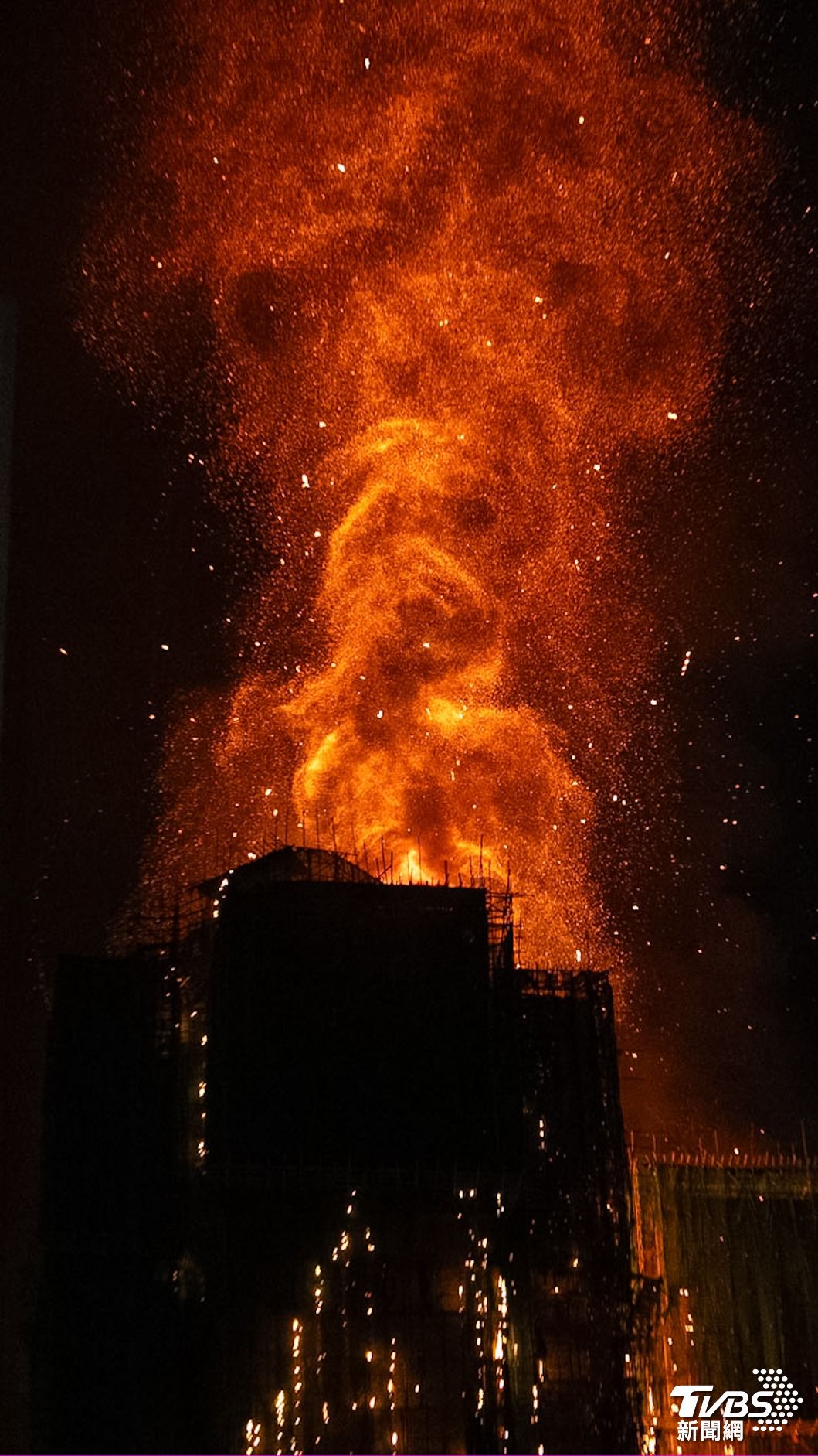 最新／大埔宏福苑大火迄今13死30傷 焚燒11小時仍未撲滅│TVBS新聞網