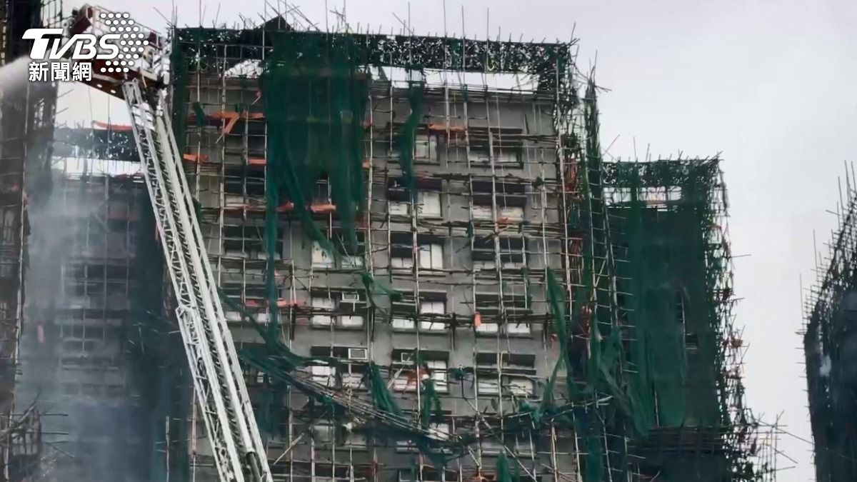 香港大火／宏福苑8大廈7座起火！低樓層向上搜救 天台救出2生還者│TVBS新聞網