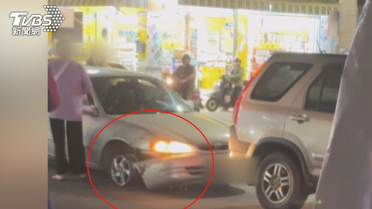 只剩輪框！ 國道自撞「輪胎噴飛」 竟一路開到平面又追撞│TVBS新聞網