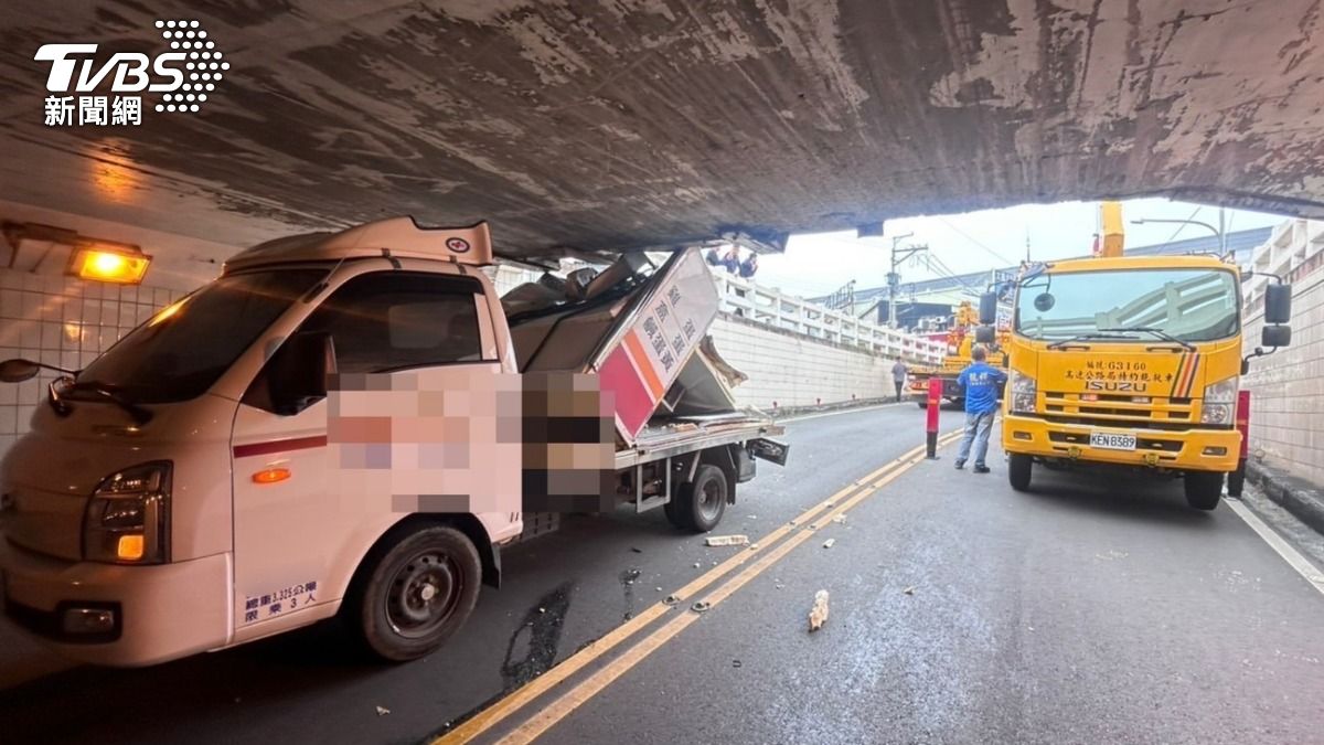 運送雞蛋險釀災！高雄男未注意限高 硬闖地下道「卡蛋」畫面曝│TVBS新聞網