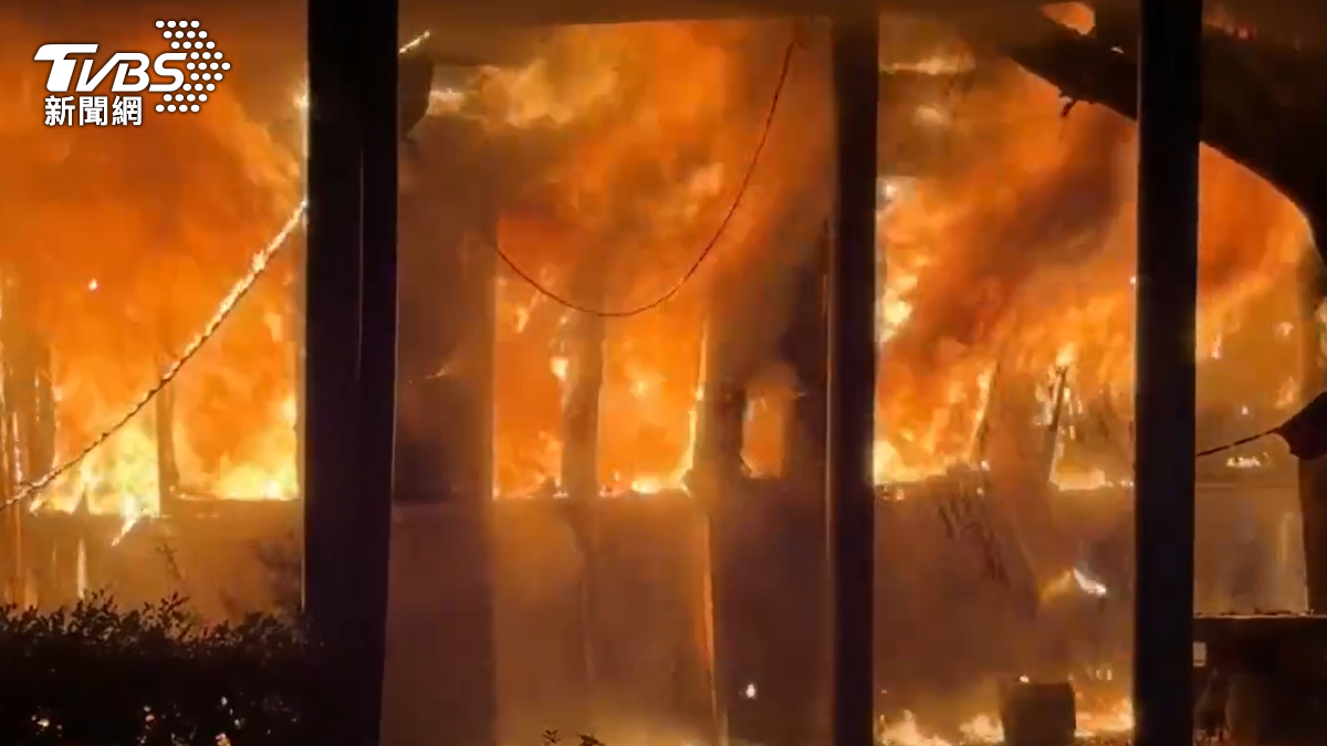 燒了整間土地公廟！台中2少年點香失控 引燃塑膠袋陷火海畫面曝│TVBS新聞網