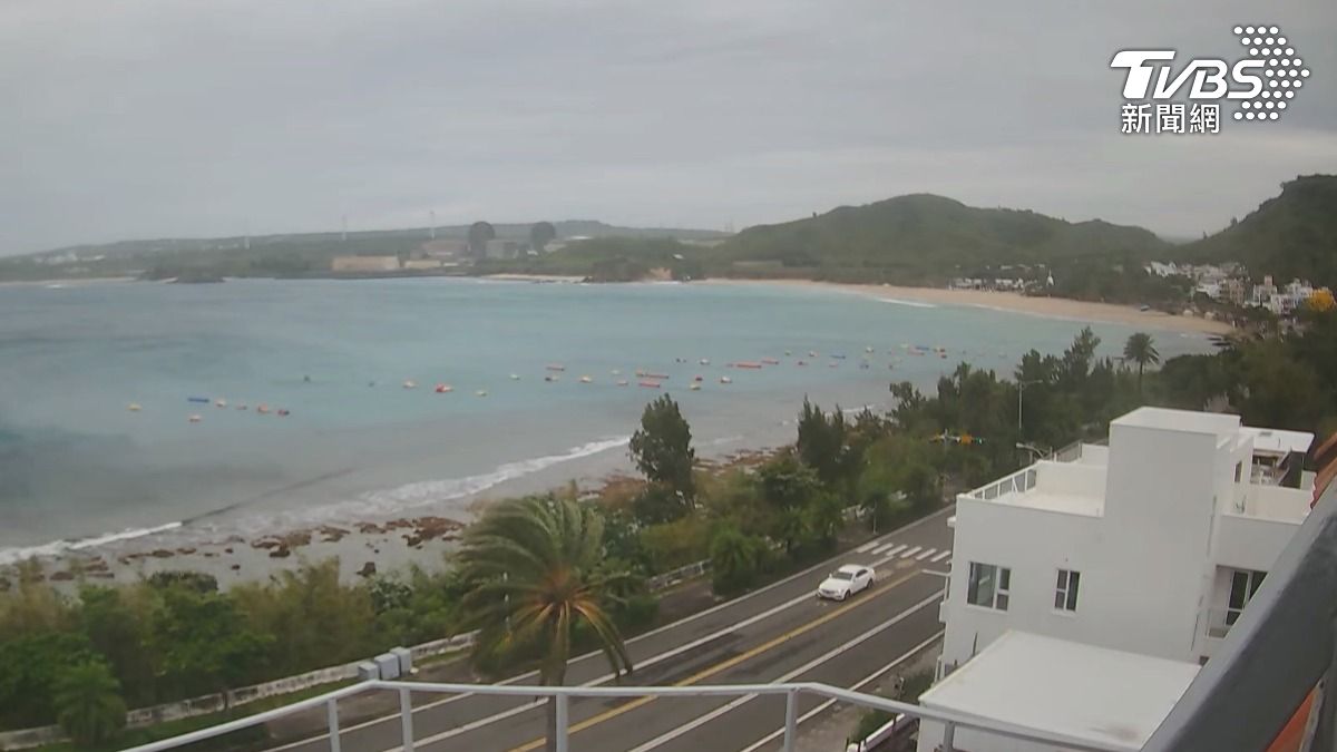 恆春比台北還要冷！ 落山風強勁 騎士搬大石壓車防摔 │TVBS新聞網