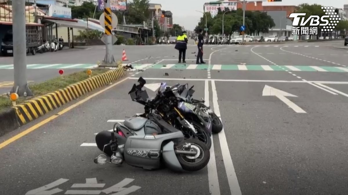 五岔路口悲劇！19歲機車騎士搶快 50歲女噴飛送醫不治│TVBS新聞網