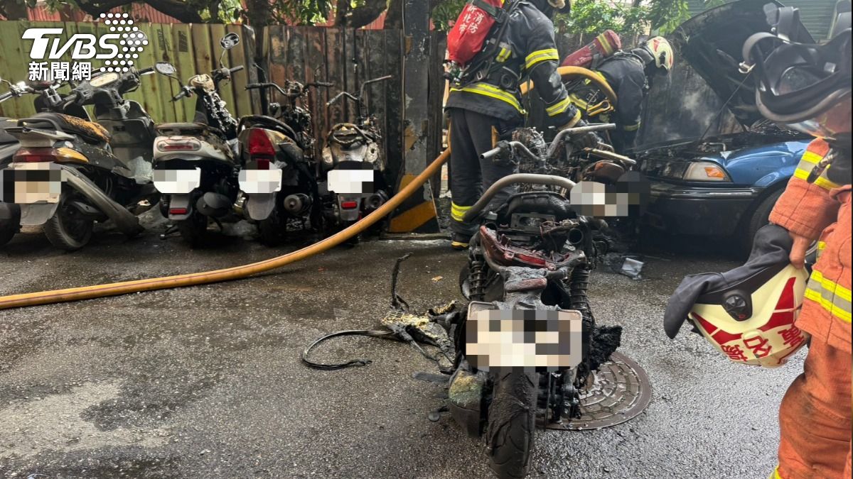 快訊／車主哭了！三重小轎車詭異竄火 鄰近7輛機車也被燒毀│TVBS新聞網
