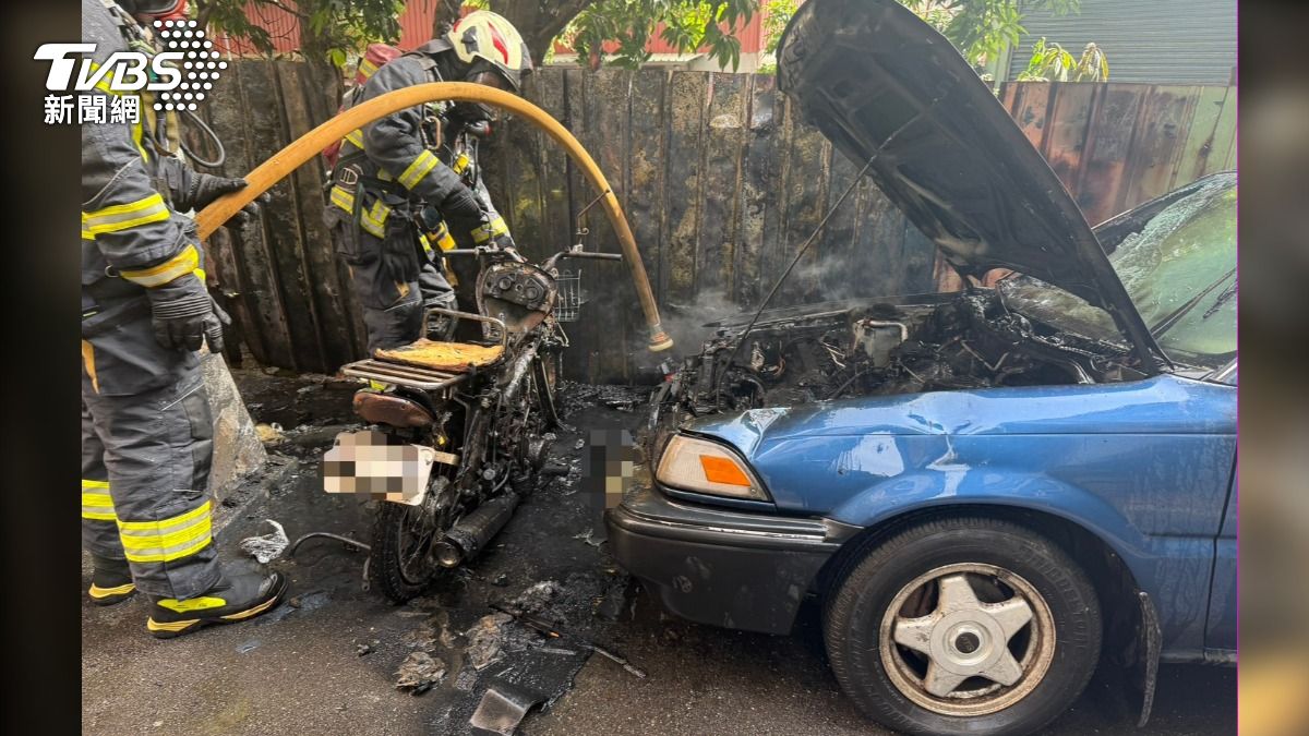 快訊／車主哭了！三重小轎車詭異竄火 鄰近7輛機車也被燒毀│TVBS新聞網