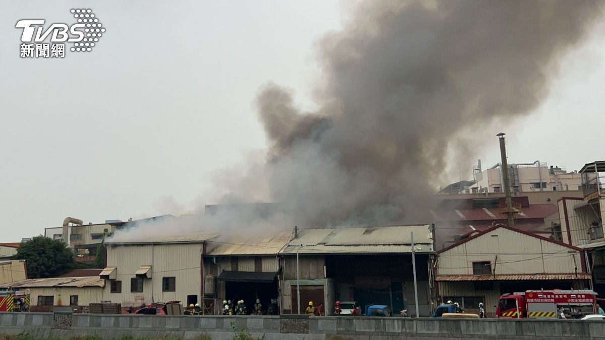 快訊／高雄烤漆工廠大火！鐵皮屋黑煙驚人竄出 疑施工不慎釀禍│TVBS新聞網
