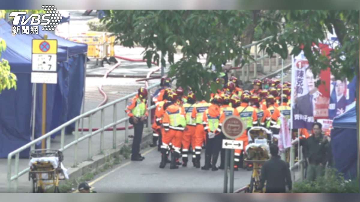 宏福苑火場死灰復燃 消防員持續噴水降溫│TVBS新聞網