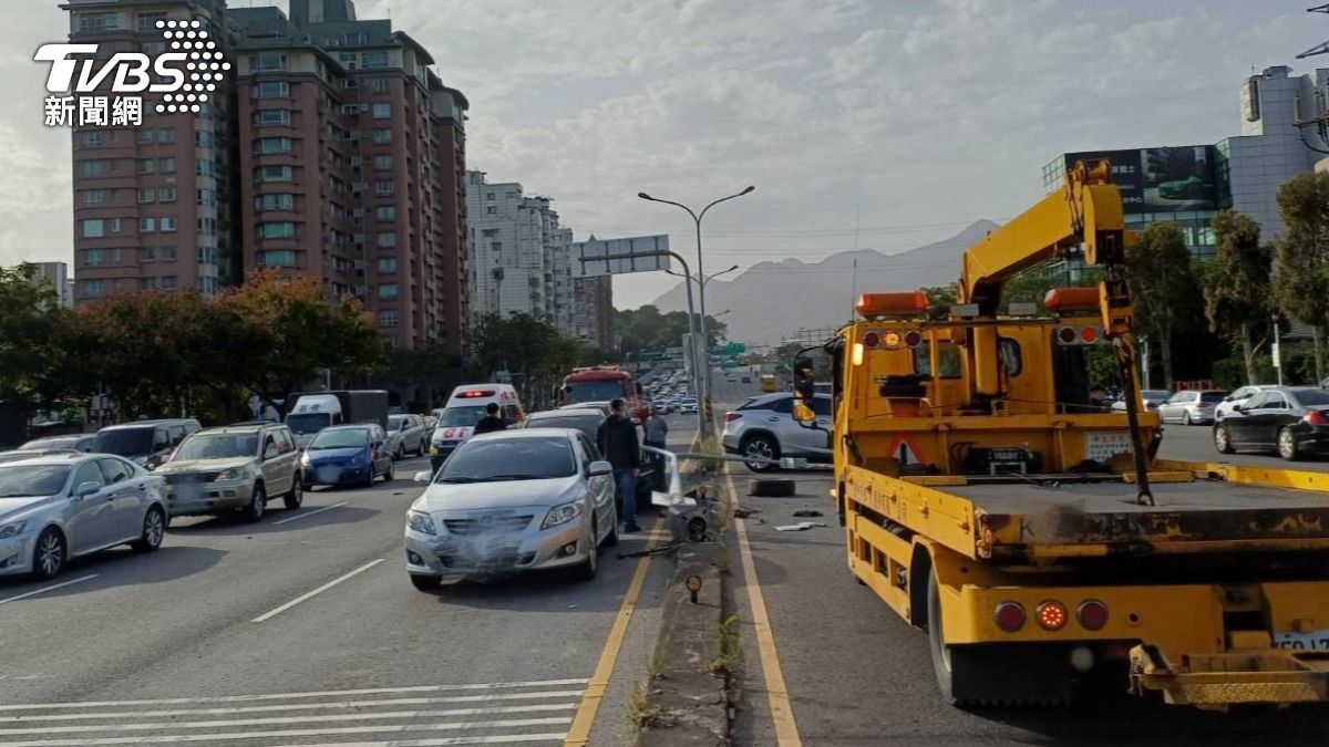 北市7旬翁駕車暴衝撞斷路燈 對向3車遭重砸│TVBS新聞網