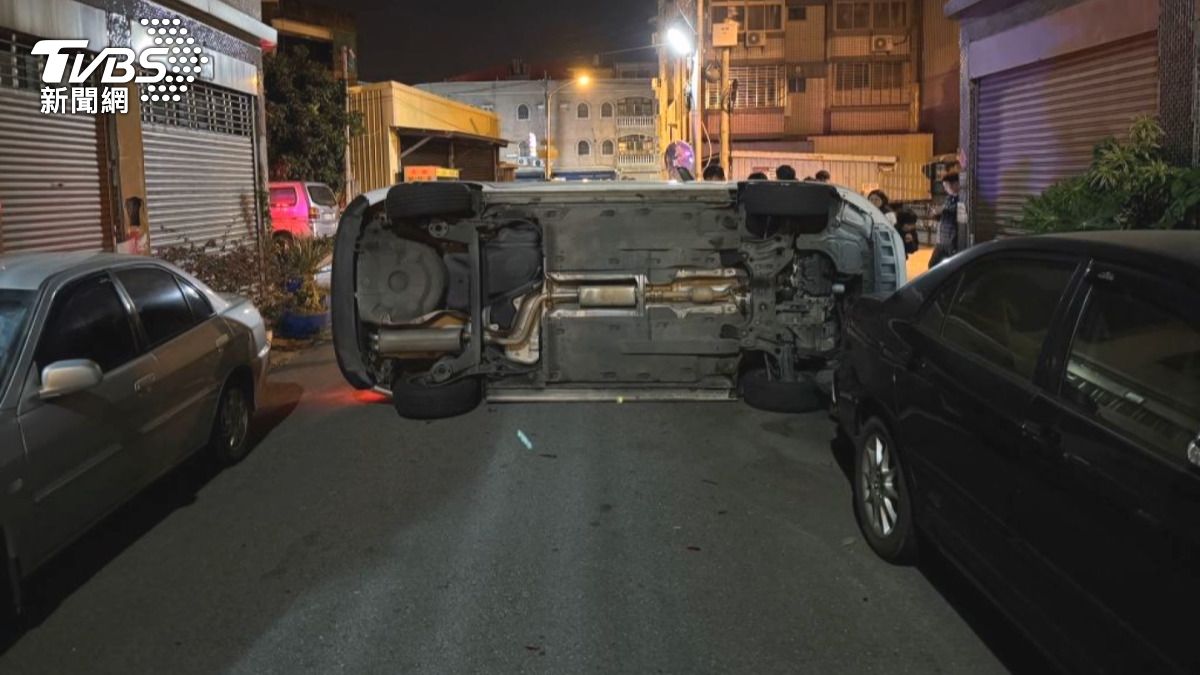 19歲男無照開車撞成「立筊」！南投騎士武嶺下山捲車底│TVBS新聞網