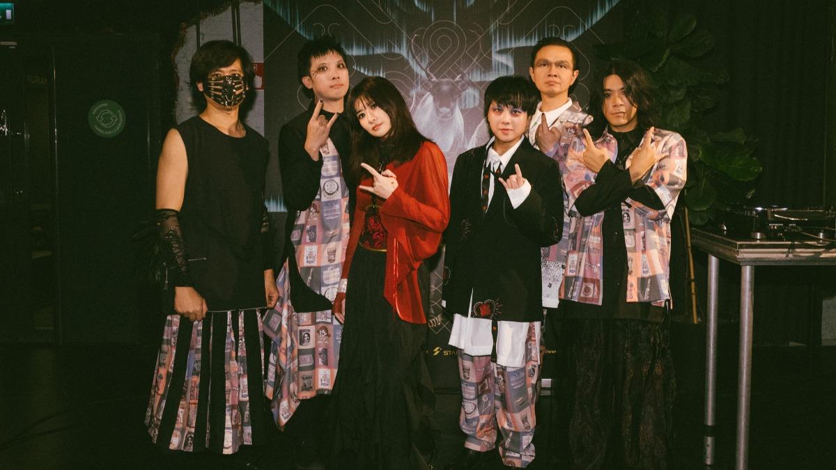 林昶佐芬蘭脫了！合體閃靈開唱曬超猛身材 台下民眾暴動│TVBS新聞網