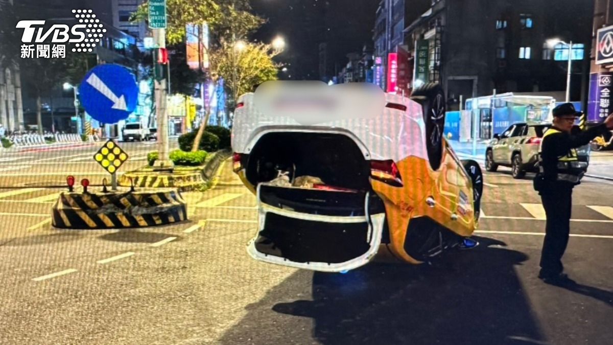 北市警局前意外 小黃左轉自撞庇護島翻車│TVBS新聞網