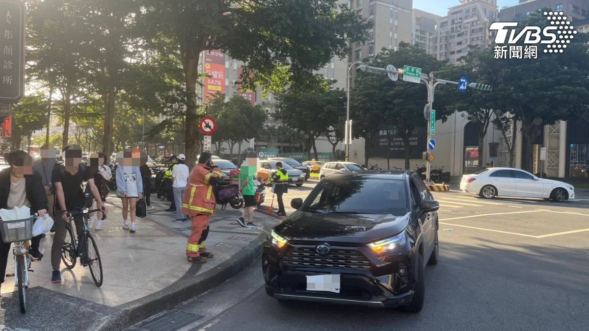 疑誤踩油門！新北媽載2孩看病「突衝撞3騎士」 熊貓慘被擊落│TVBS新聞網
