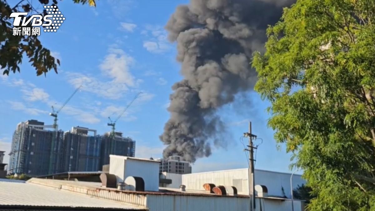 桃園蘆竹工廠大火黑煙狂竄灌救中 市府示警這3區快關窗│TVBS新聞網
