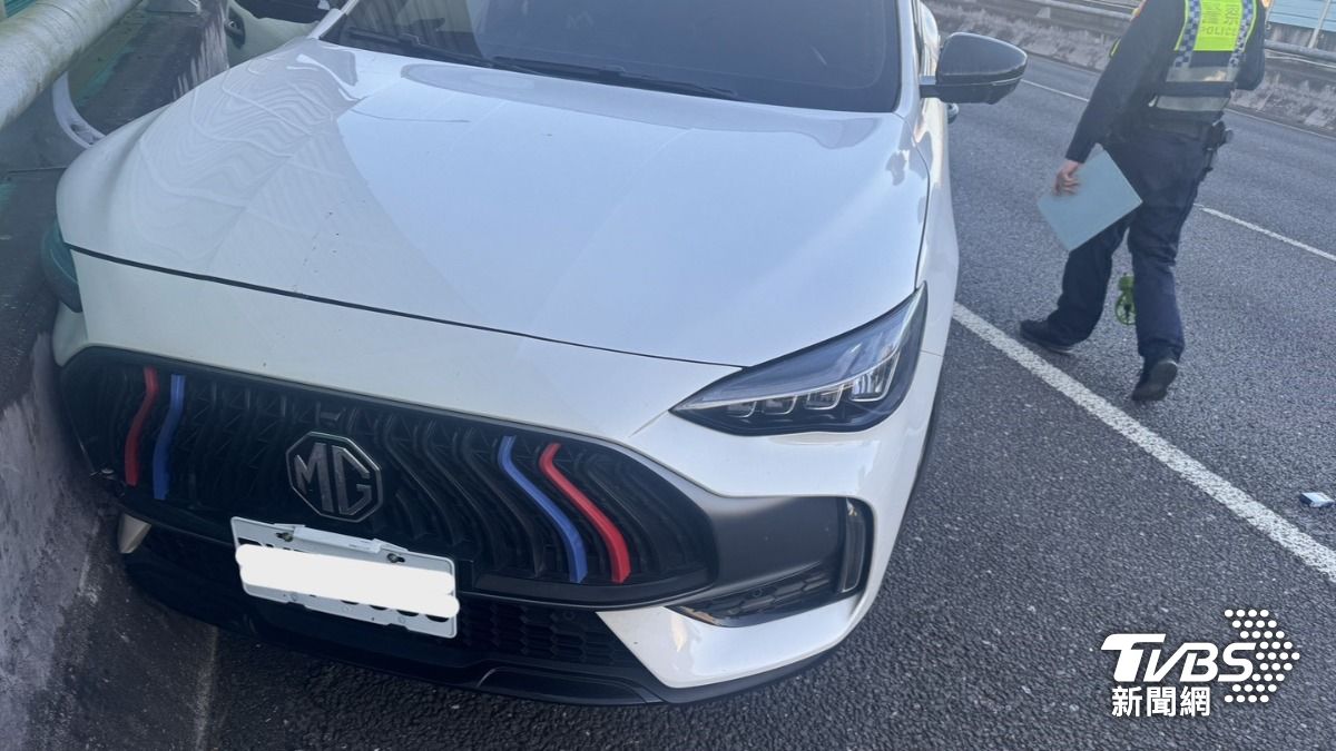 驚險！國3碧潭段46歲男載母「開到一半突昏迷」自撞護欄│TVBS新聞網