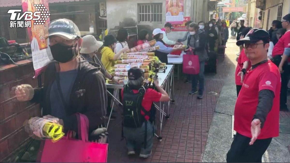 白沙屯媽祖掛曆搶翻！千人排隊領免費 「這舉動」讓信眾瘋狂卡位│TVBS新聞網