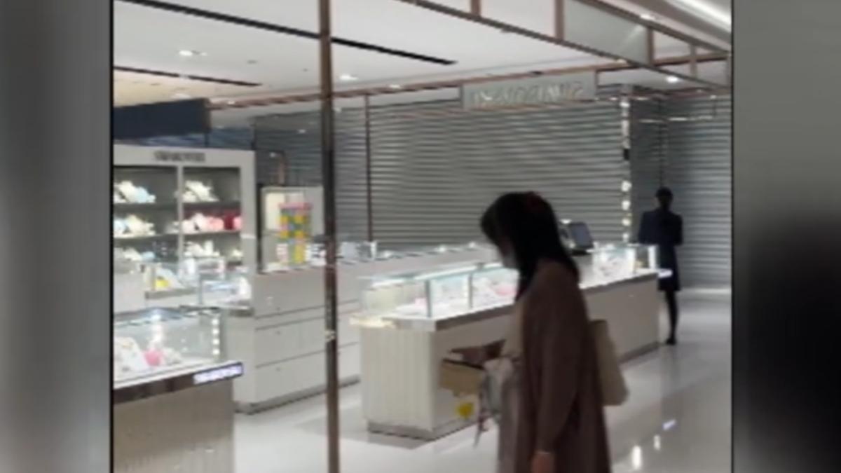 遠百A13手扶梯2樓鐵捲門突全關 女嚇：逾10分鐘│TVBS新聞網