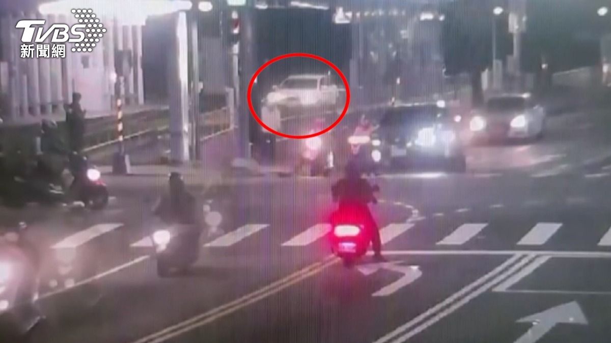 把轎車當輕軌？7旬婦開車誤闖 竟沿軌道「狂開7百公尺」│TVBS新聞網