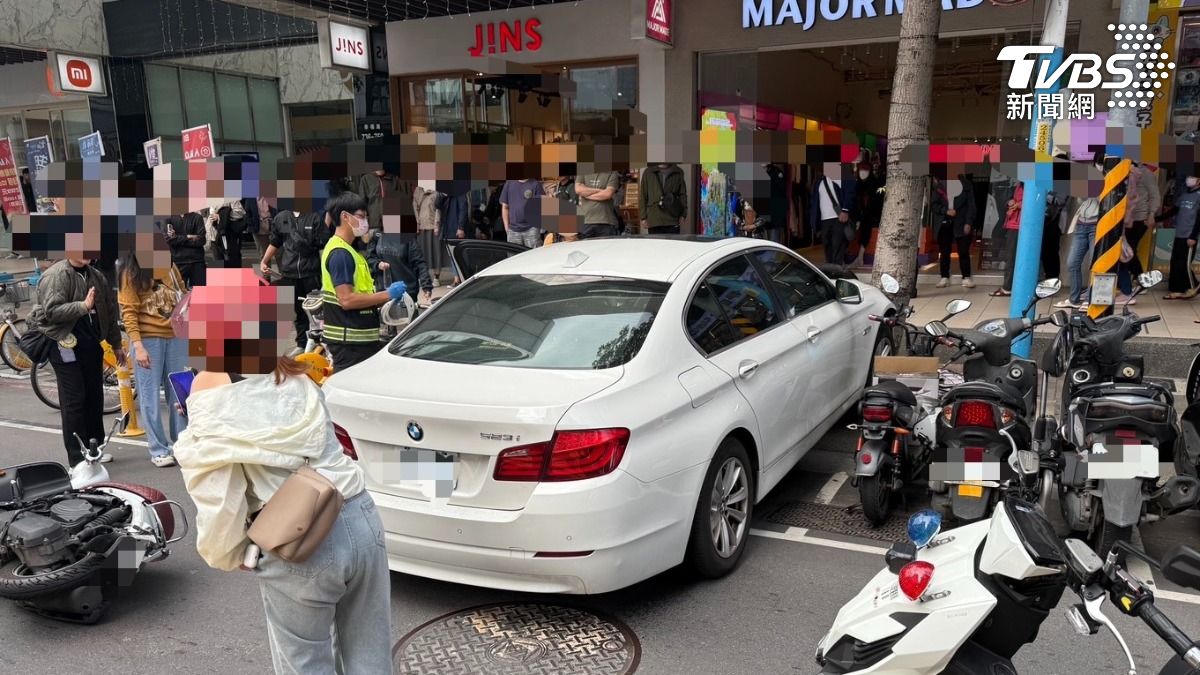 有片／新莊BMW突爆衝！多車遭波及釀3傷 肇事駕駛命危搶救中│TVBS新聞網