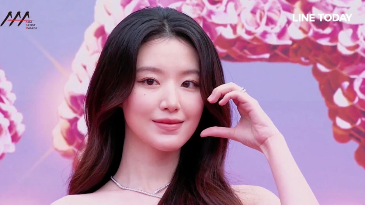 AAA紅毯張員瑛戒指「滑落噴飛」超驚險 舒華白到發光征服高雄 │TVBS新聞網