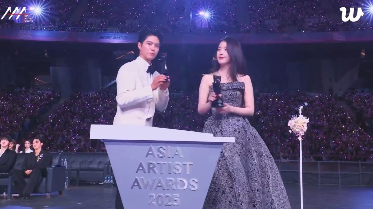 朴寶劍、IU勇奪AAA典禮「最佳情侶獎」 甜蜜牽手上台超浪漫│TVBS新聞網