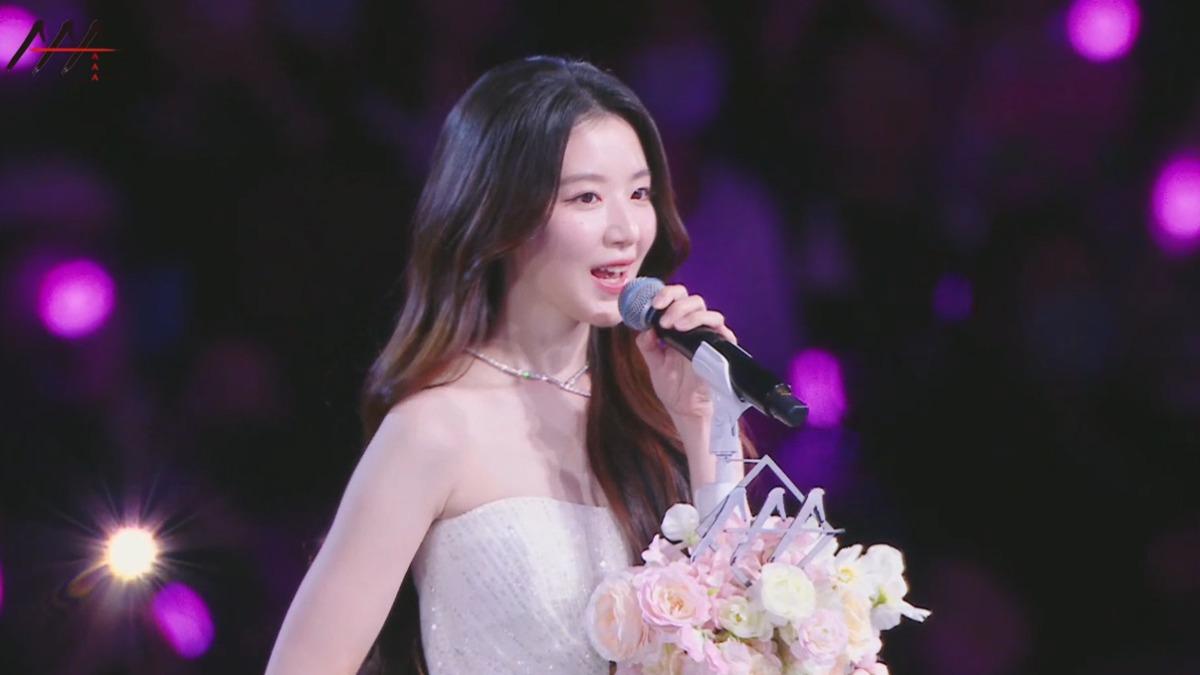 AAA典禮高潮！舒華奪獎高喊「我是誰」 5萬人沸騰尖叫回應│TVBS新聞網