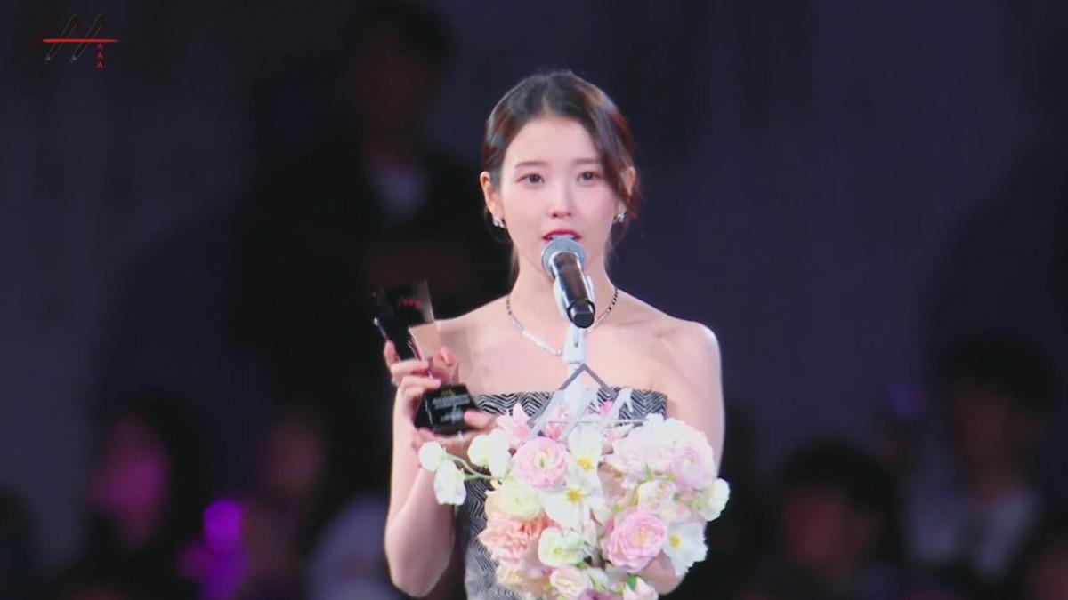 AAA／IU奪傳奇大獎上台靦腆甜笑「不知所措」 GD無預警現身嚇壞全場粉絲│TVBS新聞網